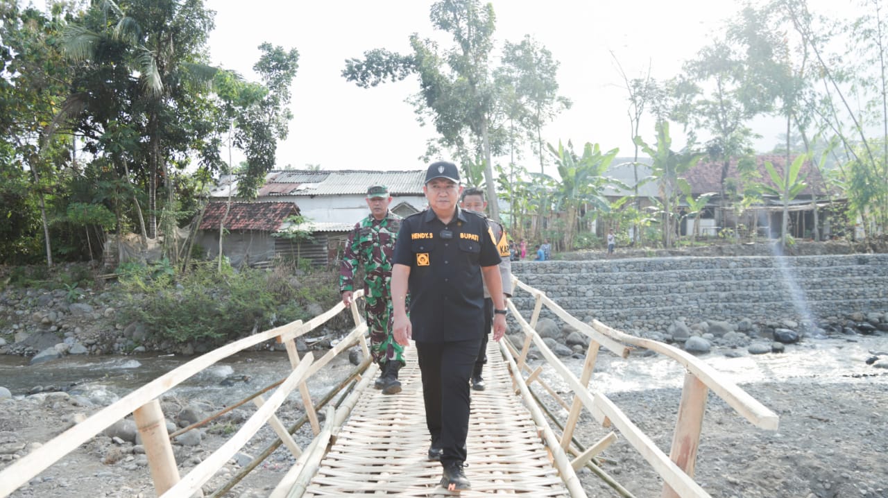 Perbaikan Jembatan Kemuningsari Lor Badean Mendapat Perhatian Bupati Hendy Siswanto – Record Jatim